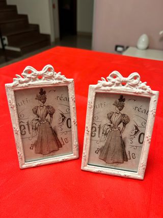 Due piccole cornici in ceramica e vetro 