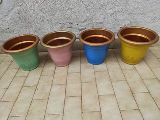 11 vasi in plastica. 