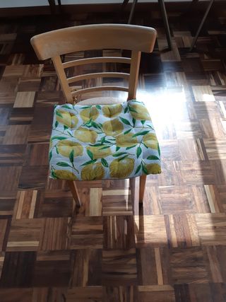 Tre sedie legno con  cuscino