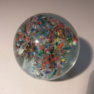 Palla di vetro decorata