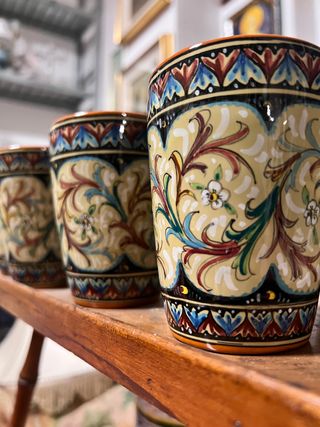 Sei bicchieri in ceramica, con brocca