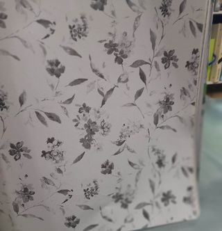 Vendo carta da parati floreale grigio fondo bianco