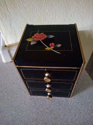 Portagioie con cassettini e specchio 