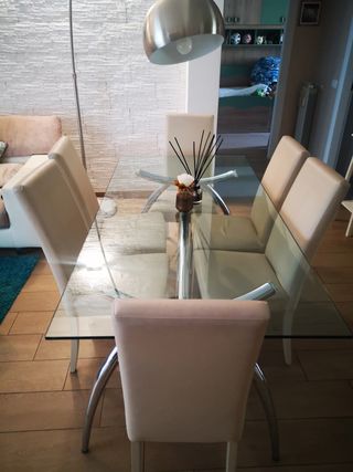 Tavolo in vetro con struttura in acciaio con sedie