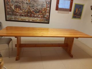 Tavolo in legno massiccio