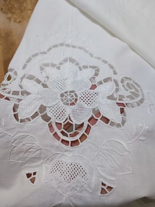 tovaglia ricamata  a mano in lino 