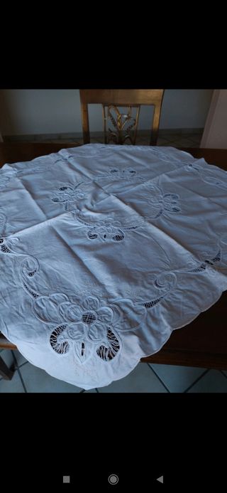 elegante a centrotavola bianco con fiori con fiori