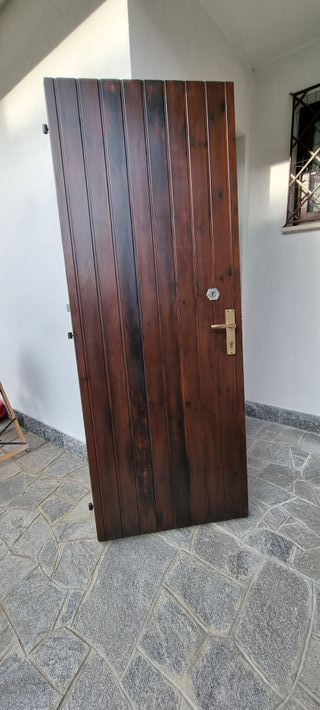 porta ingresso di legno con serratura aggiuntiva