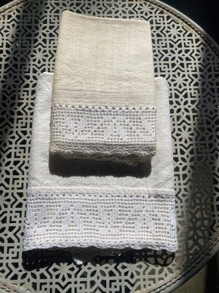 Coppia di asciugamani con bordura uncinetto 