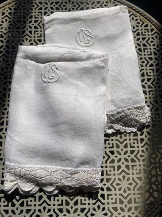 Coppia di asciugamani con bordura uncinetto