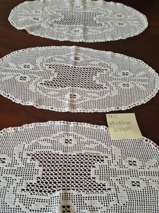 Tris centrini lavorati a uncinetto 