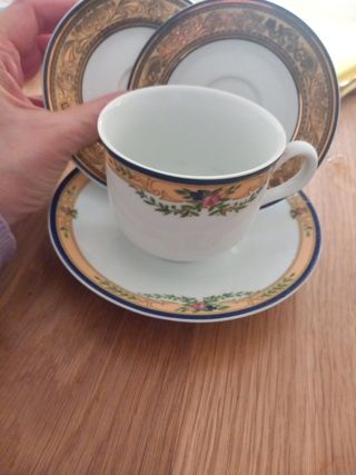 Tazza porcellana e 2 piattini 