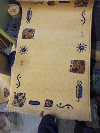 tappetino giallo con disegni egiziani 