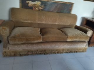 Divano a tre posti con due poltrone