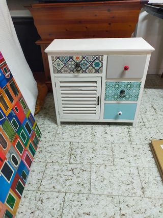 Cassettiera in legno. In stile marinaro.  