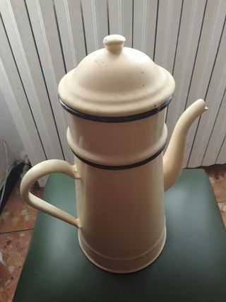 Caffettiera smaltata secolo scorso, altezza cm 27.