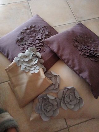 set tre cuscini nuovi e telo per tavola 