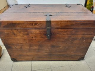 solido baule in legno con cerniere in ferro 