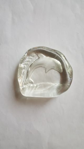 Fermacarte in vetro con delfino cm.8x8