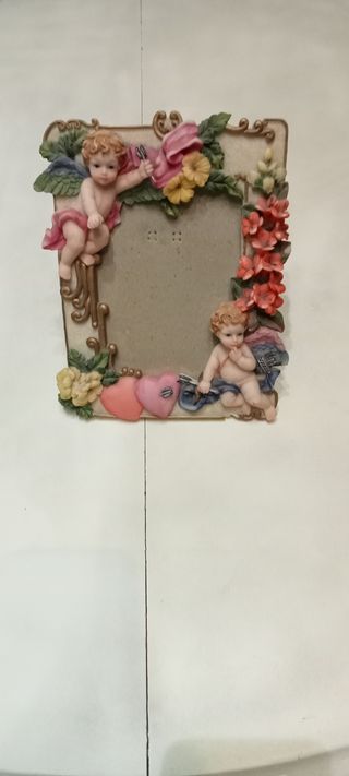 cornice vintage con piccolo difetto 