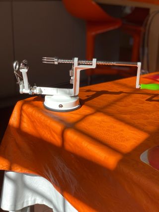 Sbuccia frutta a manovella