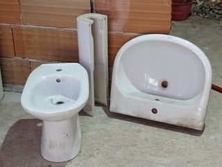 vendesi bidet e lavabo con colonna