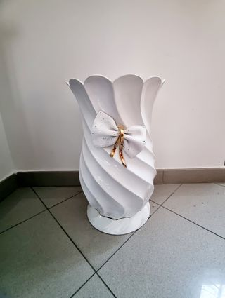 Vaso in ceramica con dettagli in oro