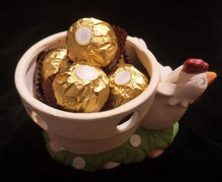 Bomboniera/portapiante a forma di gallina