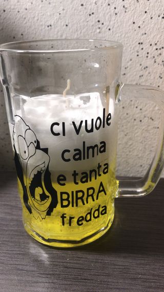 Boccale di birra con la candela