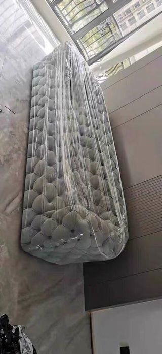 divano chesterfield grigio.