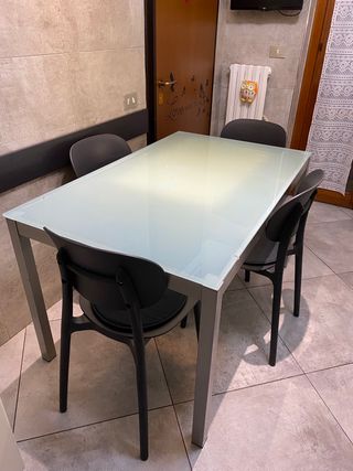 Tavolo da cucina in vetro 