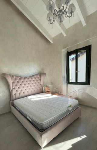 Letto in velluto con cassone vendo senza materasso