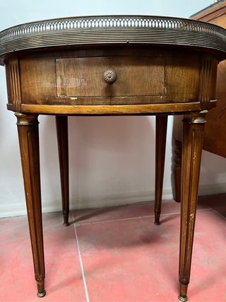 Tavolo rotondo in legno, con piano in marmo.