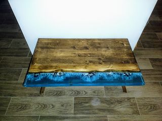 tavolino da caffè in massello di abete e resina