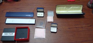 varie scatole per gioielli 