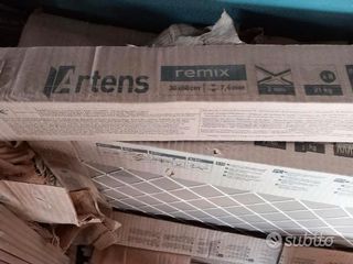 Piastrelle e battiscopa finto legno 