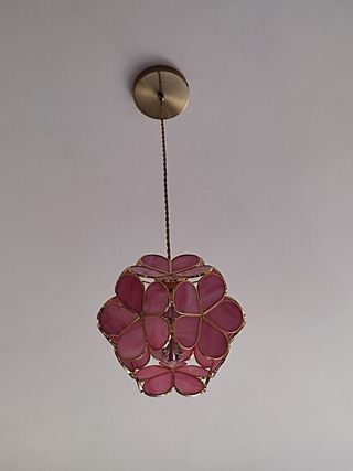 lampadario rosa in vetro e ottone