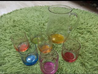 caraffa con bicchieri 