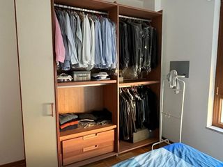 Armadio in ciliegio e letto contenitore 