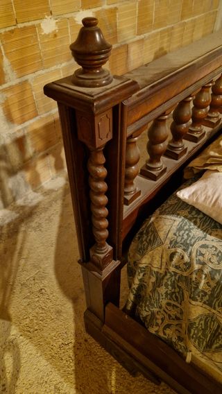 Struttura letto matrimoniale in legno lavorato