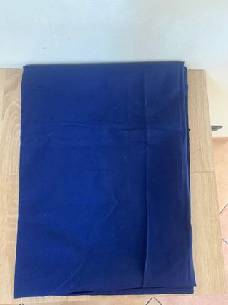 Nuovo scampolo di stoffa di colore blu 