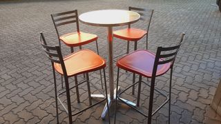 Tavolino e sedie da bar