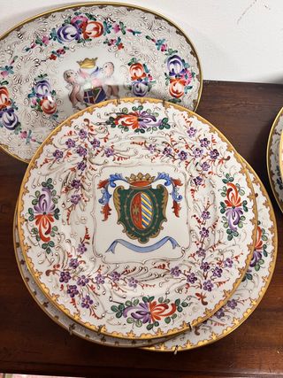 Set di 7 piatti in porcellana francese smaltata.