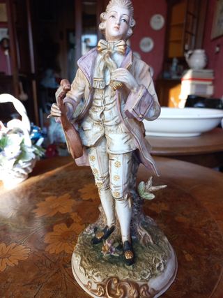 statuina in porcellana