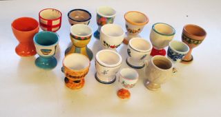 n. 16 PORTA UOVO IN CERAMICA