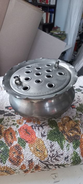 bel vaso in peltro con piedini euro 8