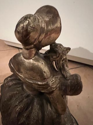 Dama con fiori statua