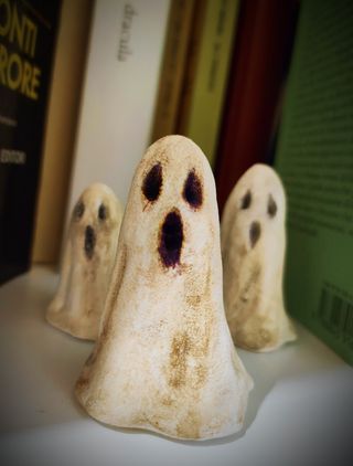 Mini scultura fantasma di cartapesta fatto a mano 