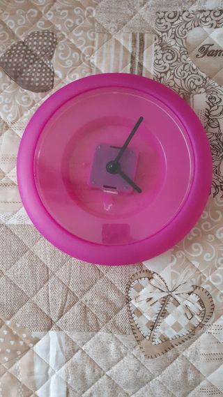 orologio in plastica rosa fluo personalizzabile