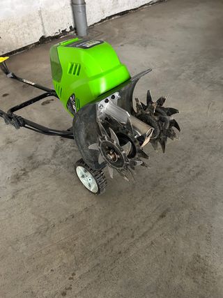 Motozappa a batteria con fresa a denti 